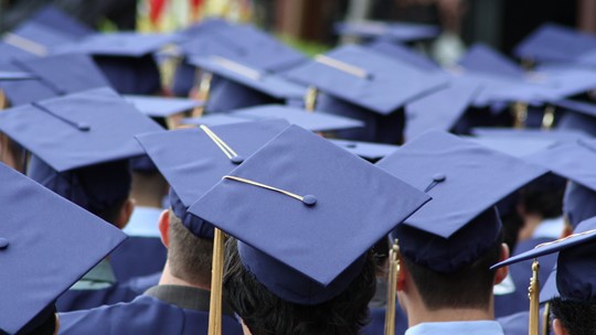 Florida graduates boo commencement speaker over AI remarks | ksdk.com