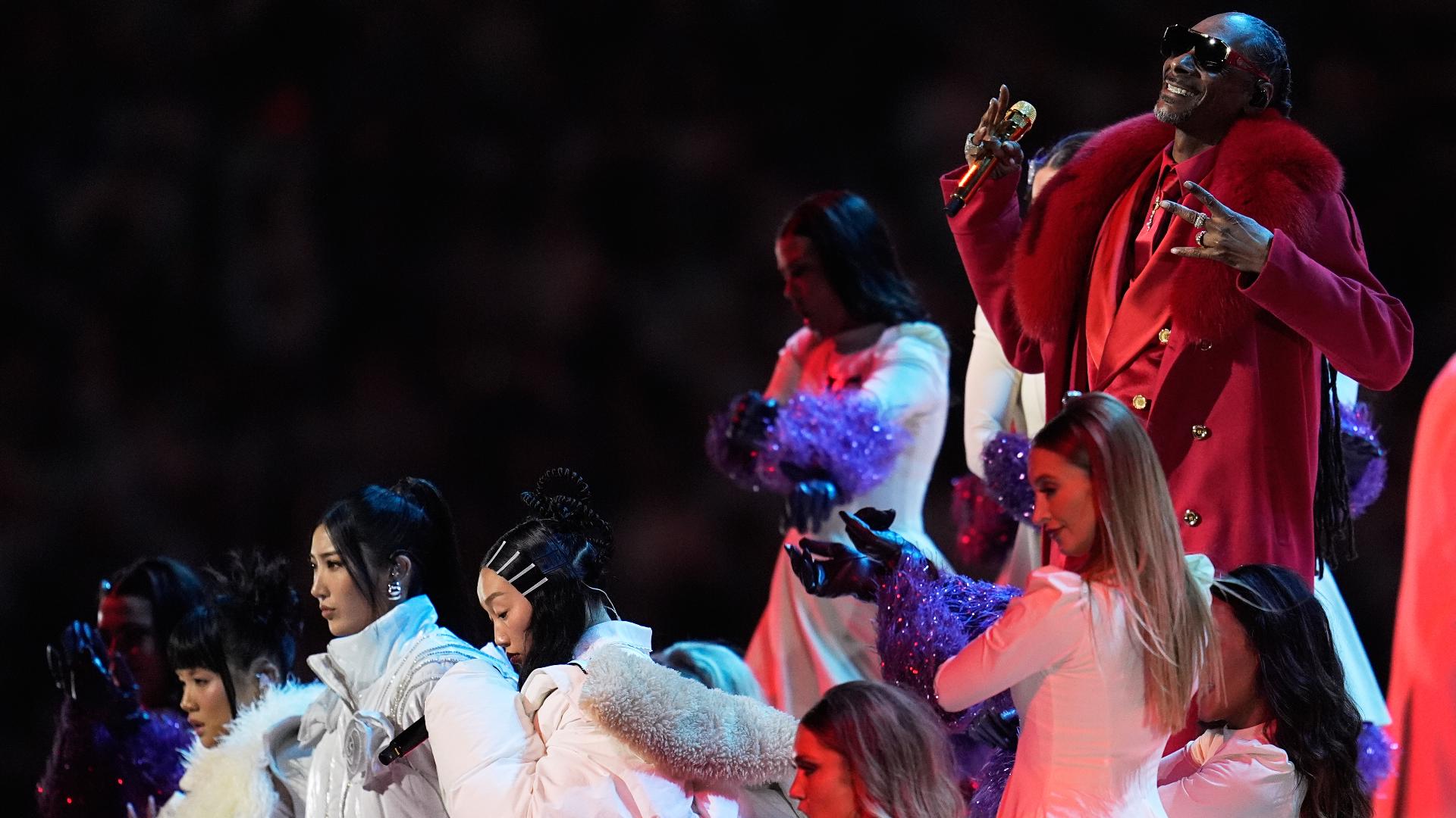 Who performed with Snoop Dogg during the Netflix Christmas halftime ...