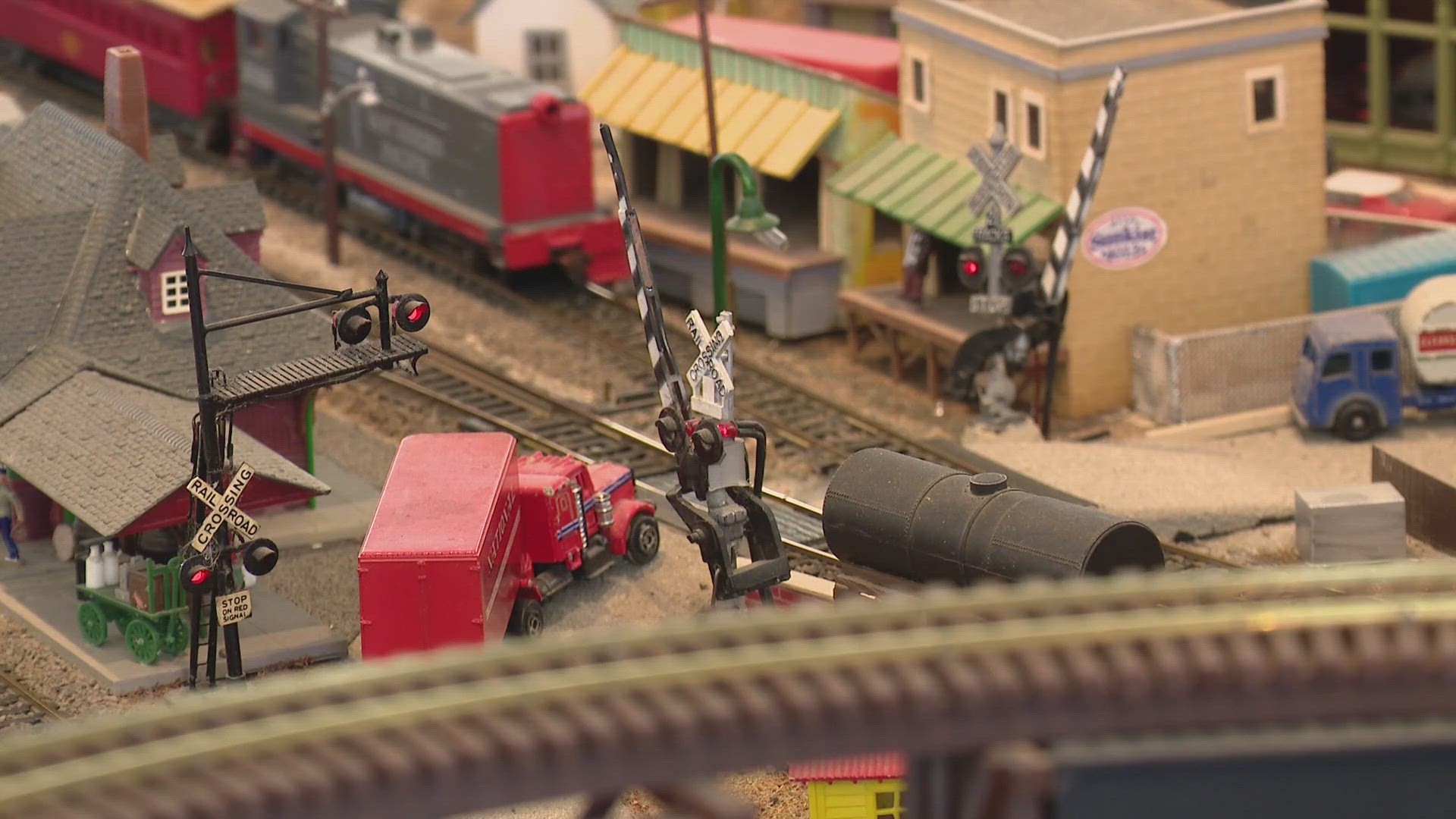 Local man crafts one-of-a-kind train museum with community help | ksdk.com