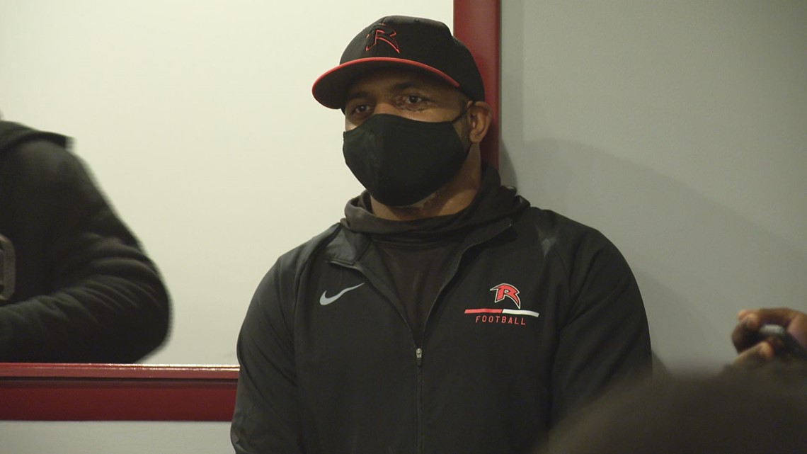 Ritenour football team builds relationships with police | ksdk.com