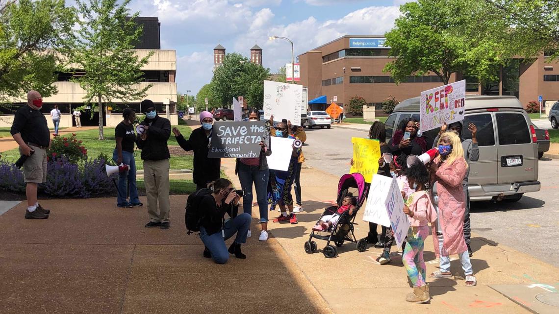 Parents protest SLPS decision to make Dunbar Elementary virtual | ksdk.com