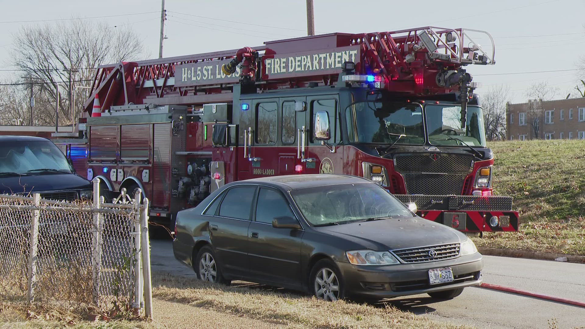 1 dead, several homeless after apartment fire in St. Louis | ksdk.com