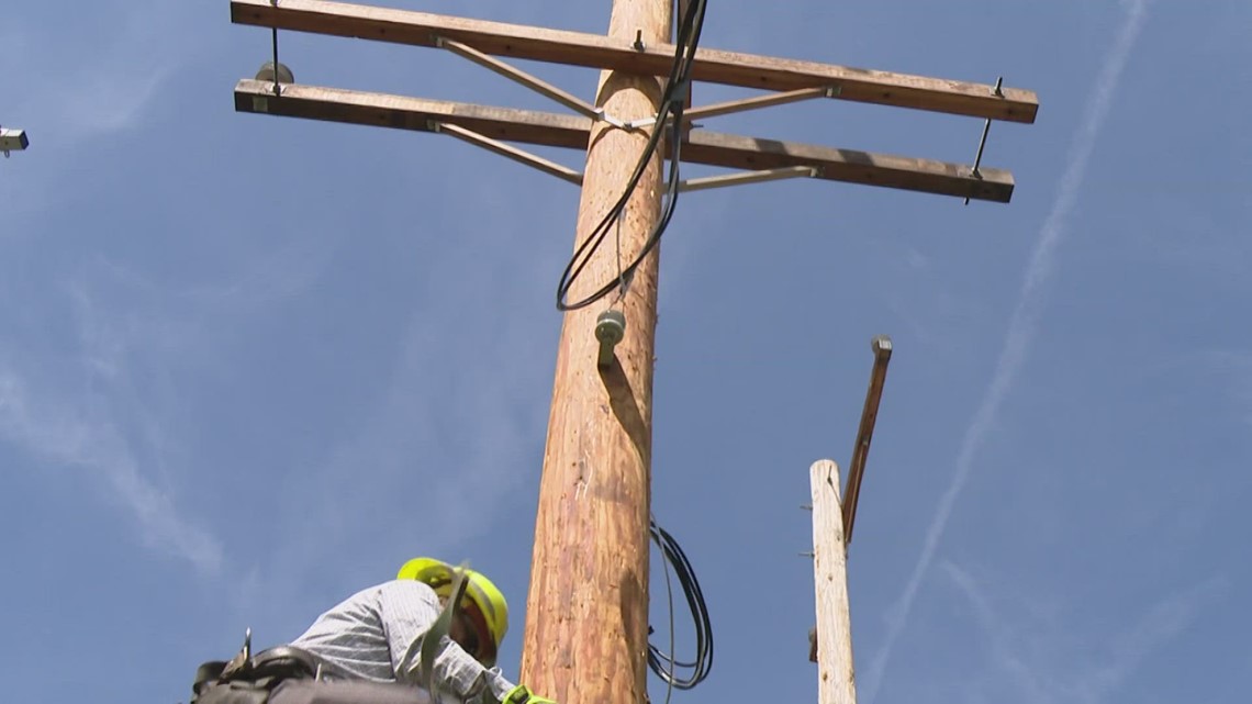 Female journeyman lineman shows off Ameren Illinois training | ksdk.com