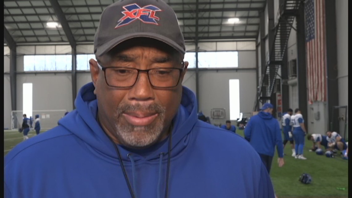 St. Louis BattleHawks head coach Johnathan Hayes talks before his team ...