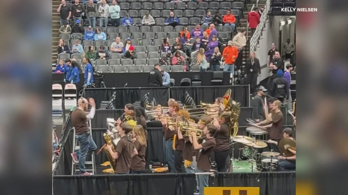 Lindbergh High steps in for Valpo's pep band at Arch Madness | ksdk.com