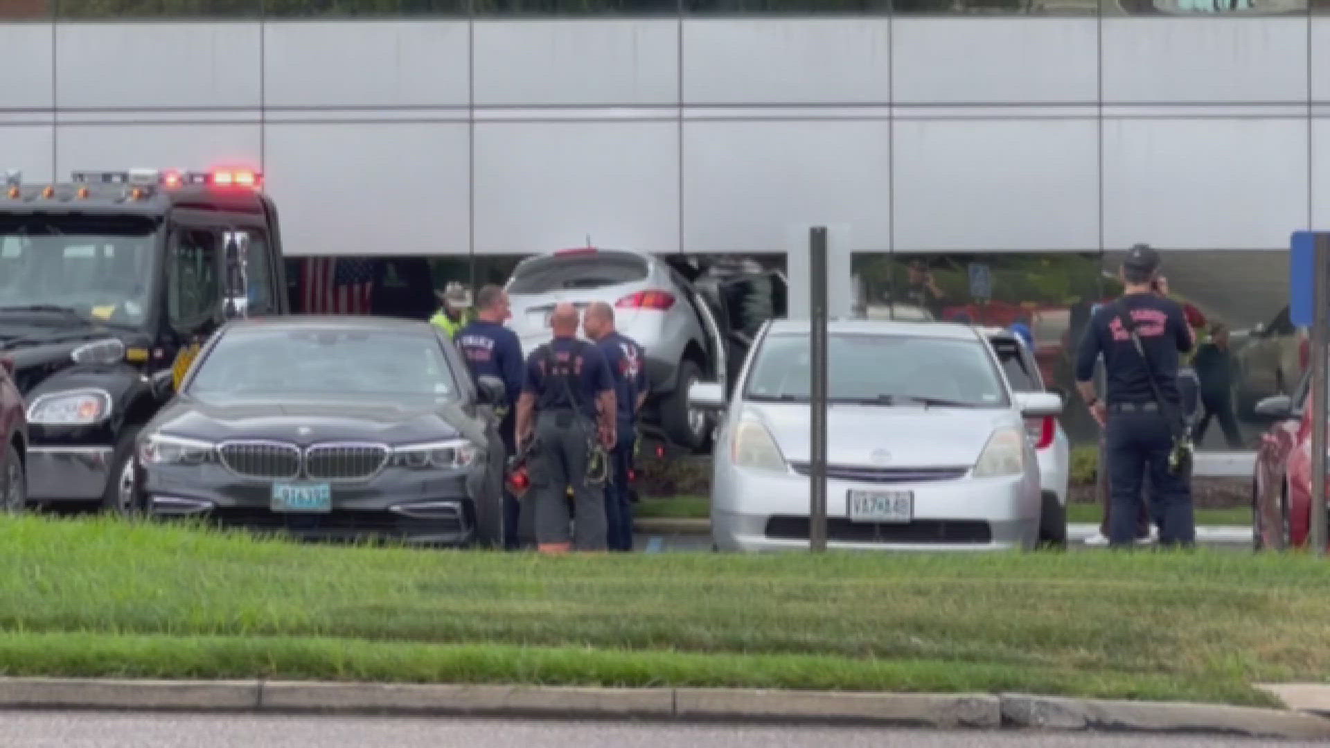 Car crashes into health care building near St. Louis | ksdk.com