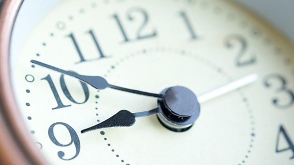 Social media can't get over UK schools ditching analog clocks | ksdk.com