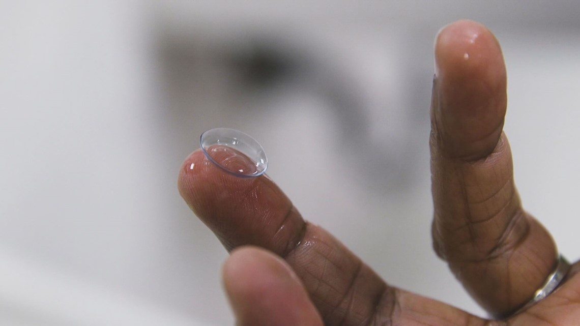 How to properly care for your contact lenses to avoid eye infections ...