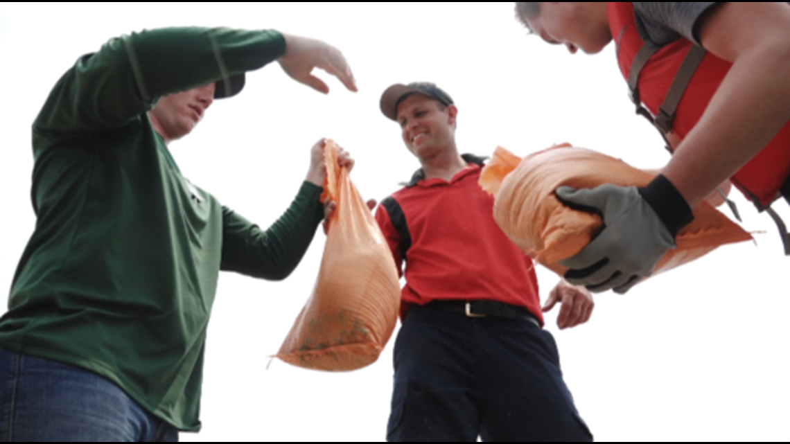 Volunteers in Winfield racing to pile sandbags as water rises | ksdk.com