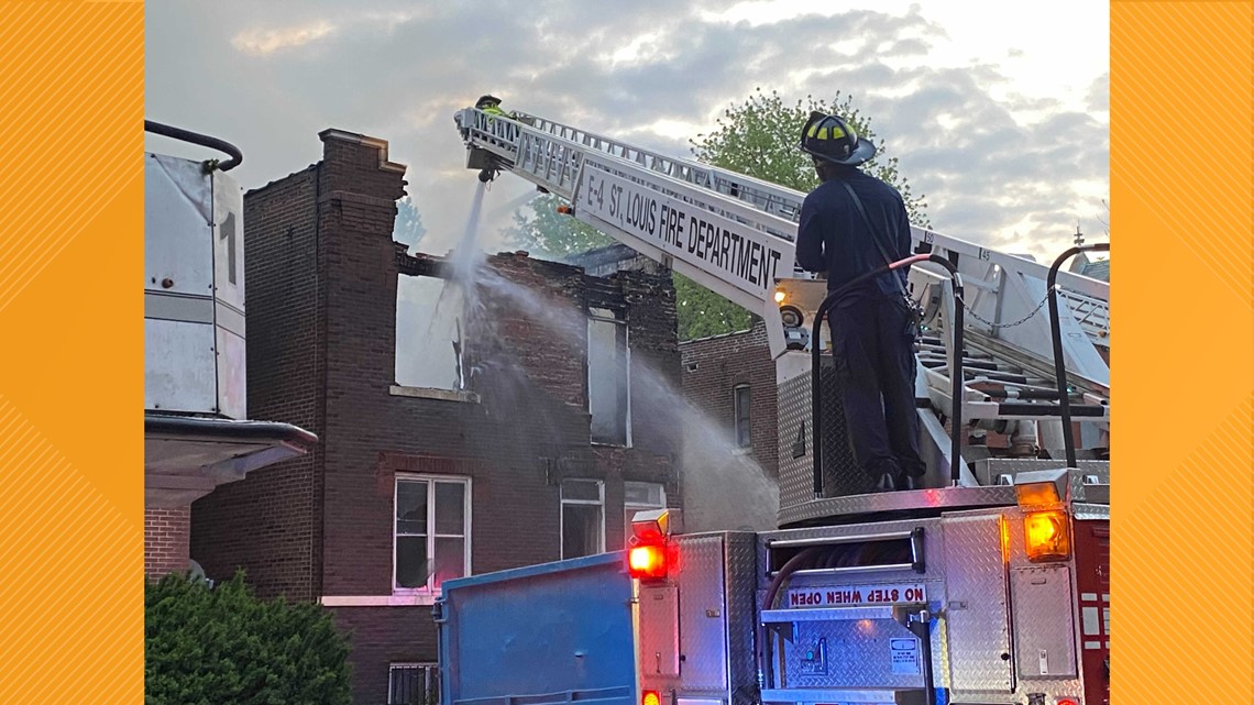 2 firefighters injured during blaze when part of roof collapses | ksdk.com