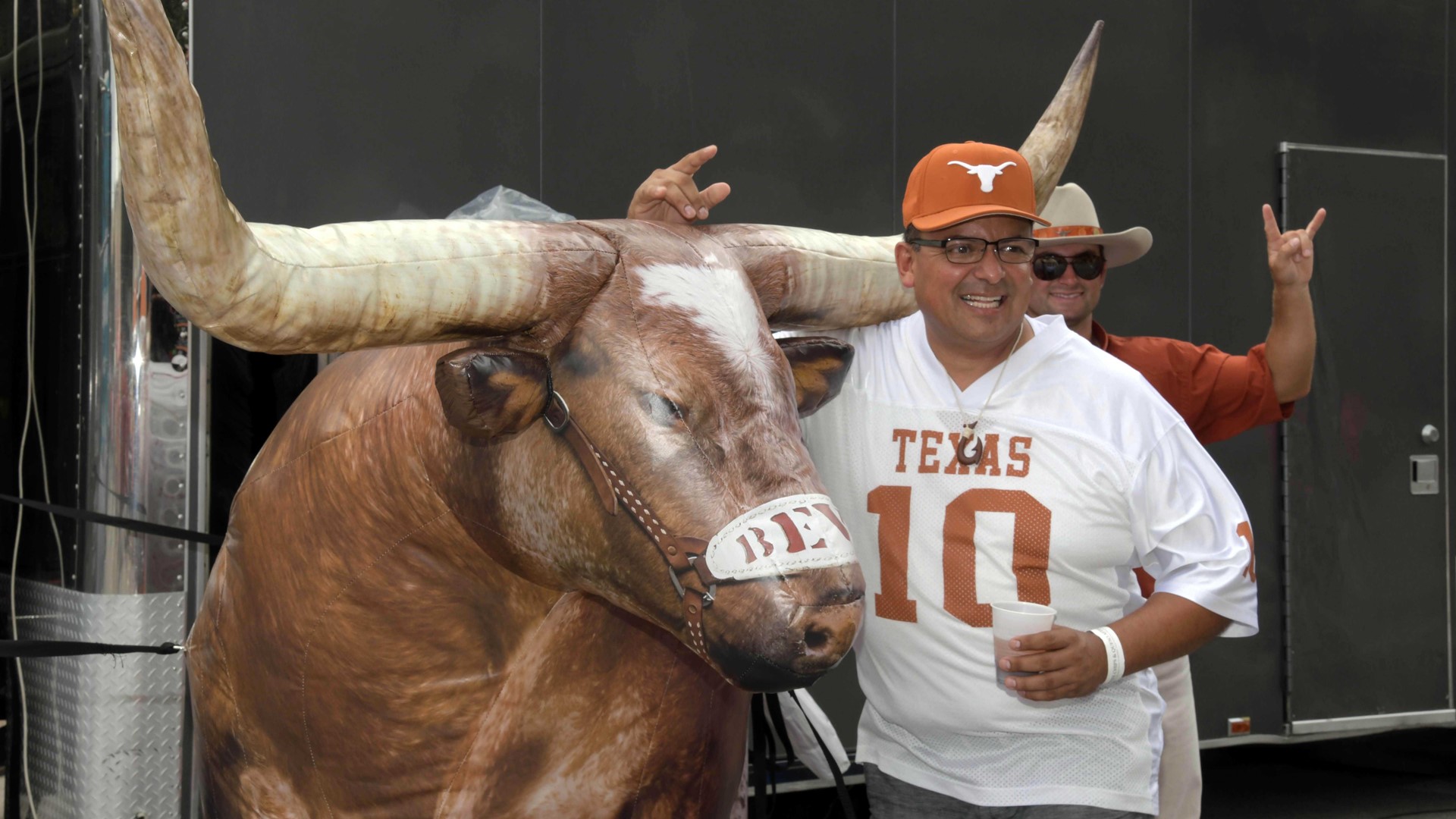 Texas mascot Bevo barred from attending game at Kansas | ksdk.com