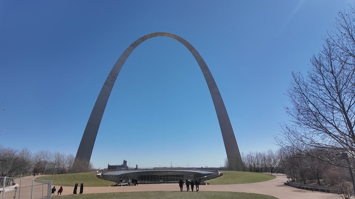 Rene Knott ventures to the top of the Gateway Arch | ksdk.com