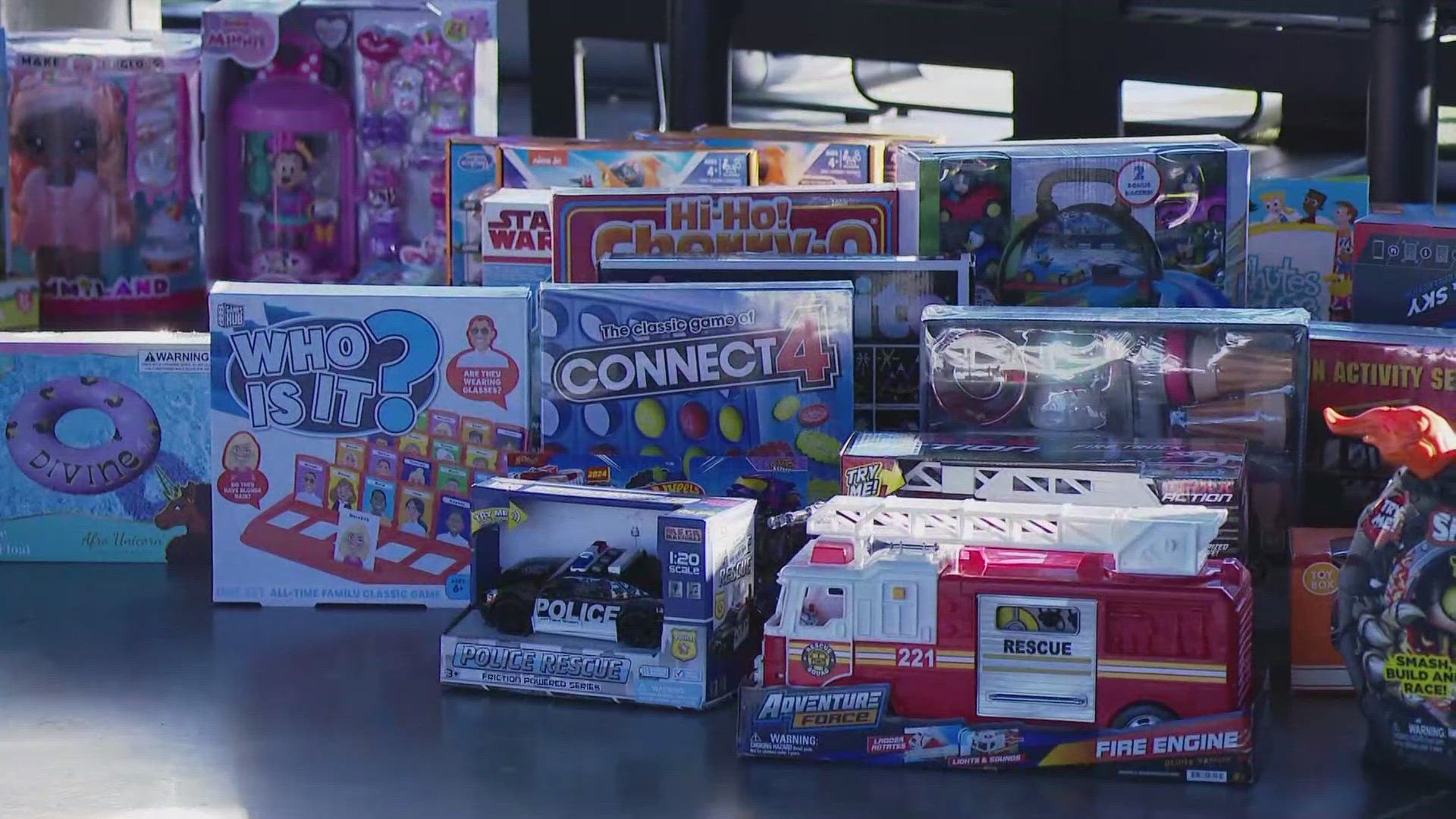 'See the joy' | St. Louis Cardinals's Oli Marmol hosts toy giveaway in ...