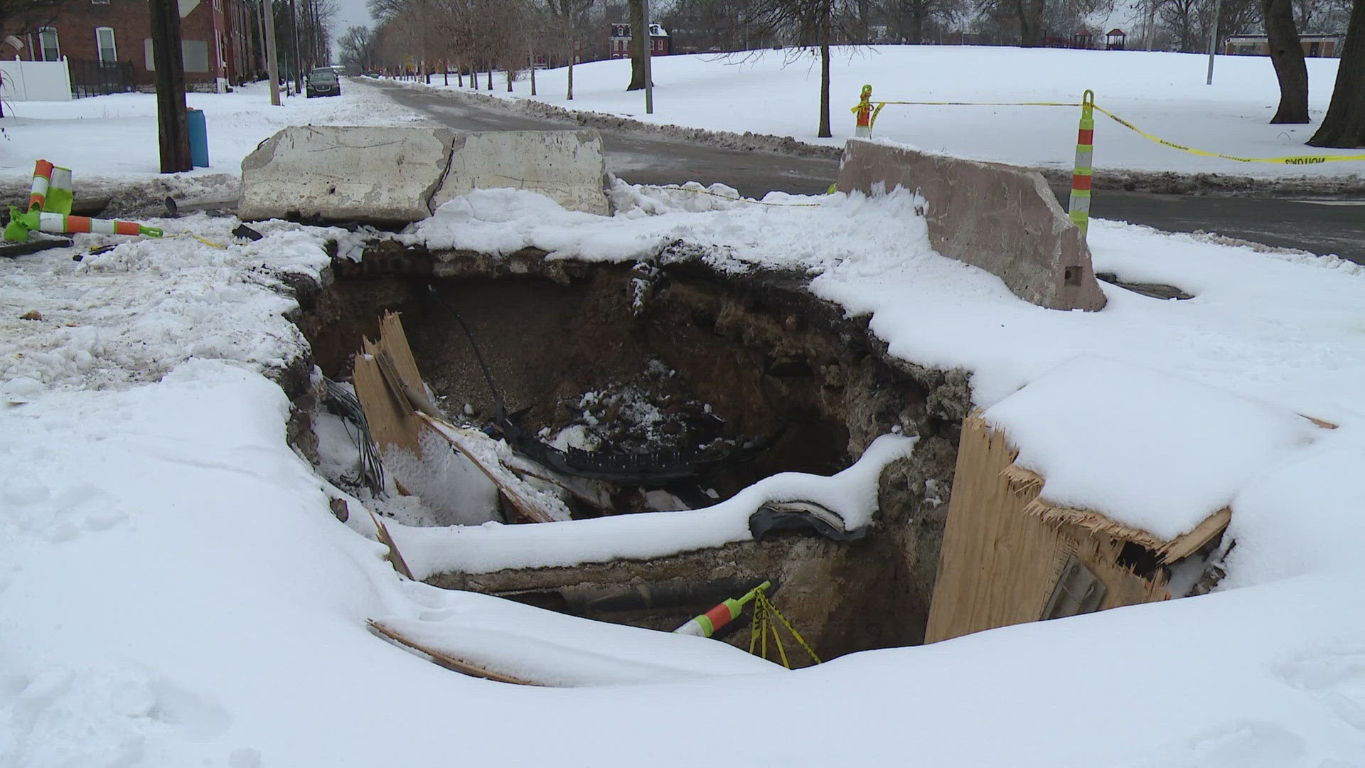Water main break opens large hole in Hyde Park neighborhood | ksdk.com