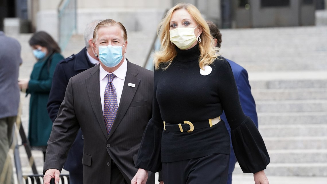 St. Louis couple who waved guns at protesters back in court | ksdk.com