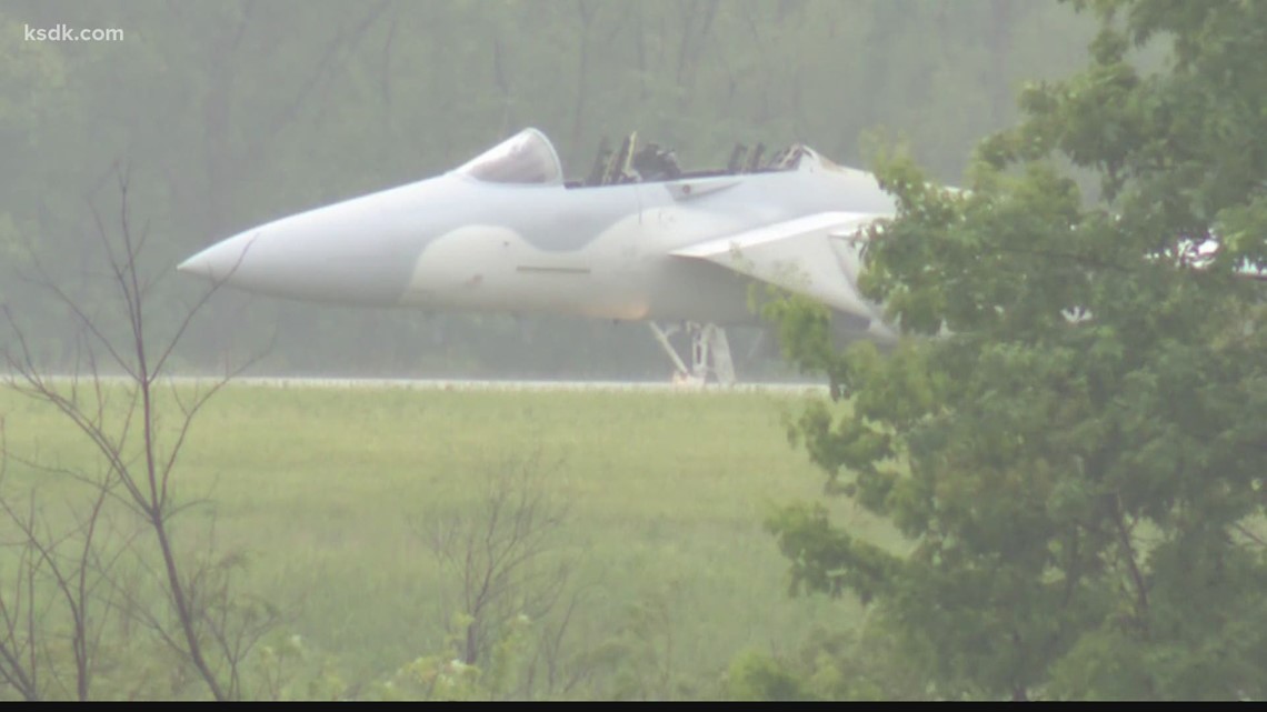 2 pilots ejected from Boeing fighter jet at MidAmerica Airport | ksdk.com