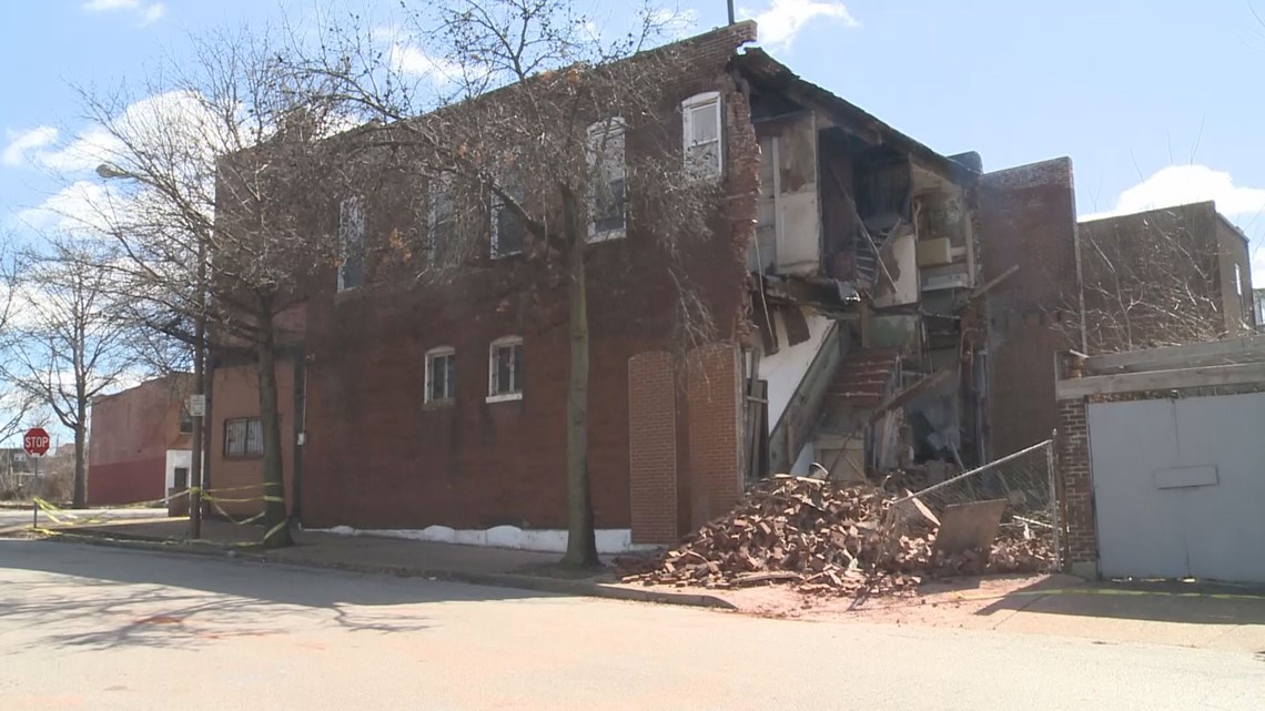 High winds send bricks flying off of vacant building in Fox Park | ksdk.com