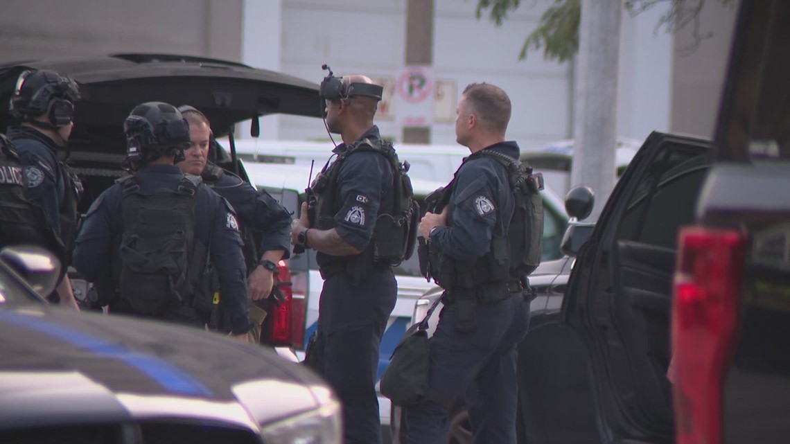 Video shows inmates assaulting City Justice Center guard before holding ...