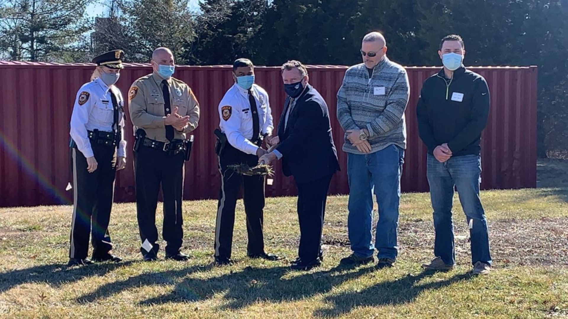 Three Percenters flag flies outside St. Louis County cop's house | ksdk.com
