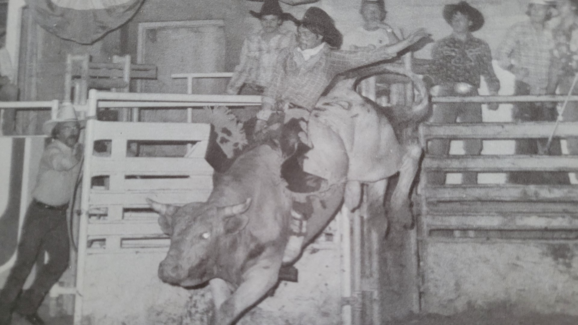 Bull rider refuses to quit while battling incurable cancer | ksdk.com