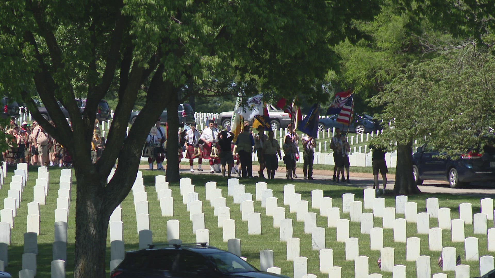 Scouts place flags at Jefferson Barracks ahead of Memorial Day | ksdk.com