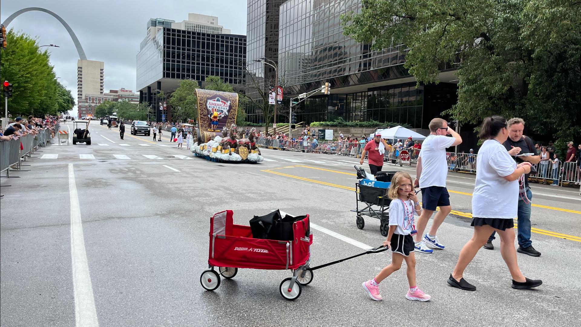 Downtown St. Louis parade kicks off 4th of July | ksdk.com