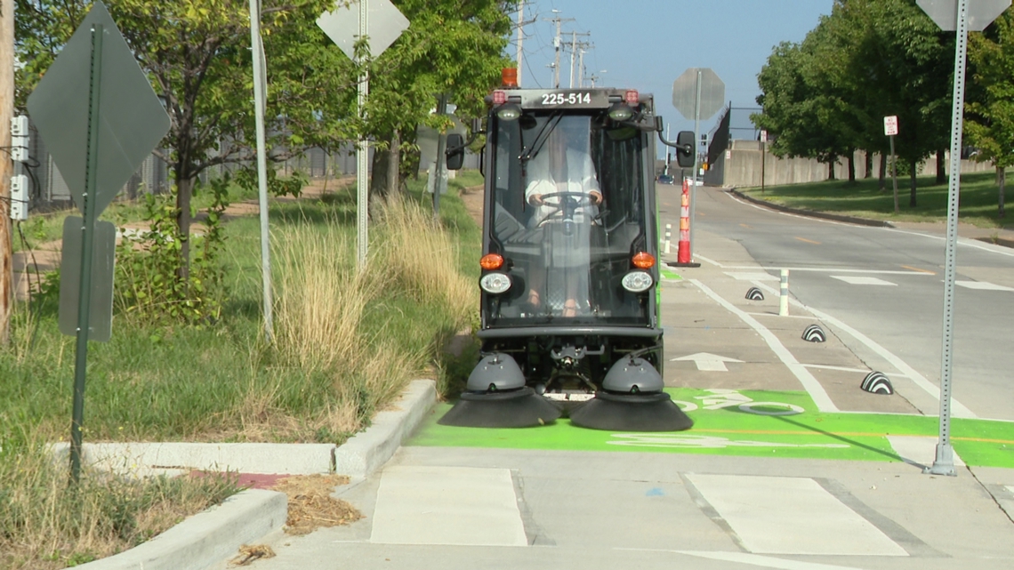 St. Louis debuts new street cleaner for bike paths | ksdk.com