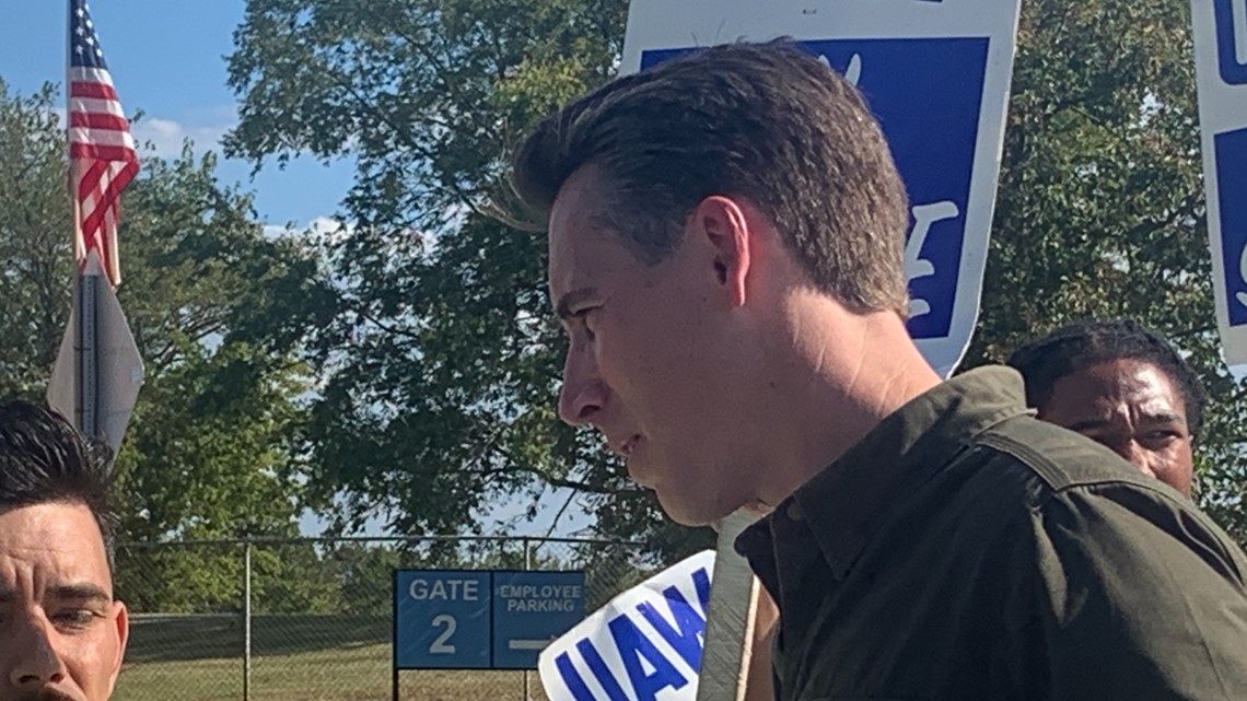 Sen. Josh Hawley visits Wentzville UAW picket line | ksdk.com