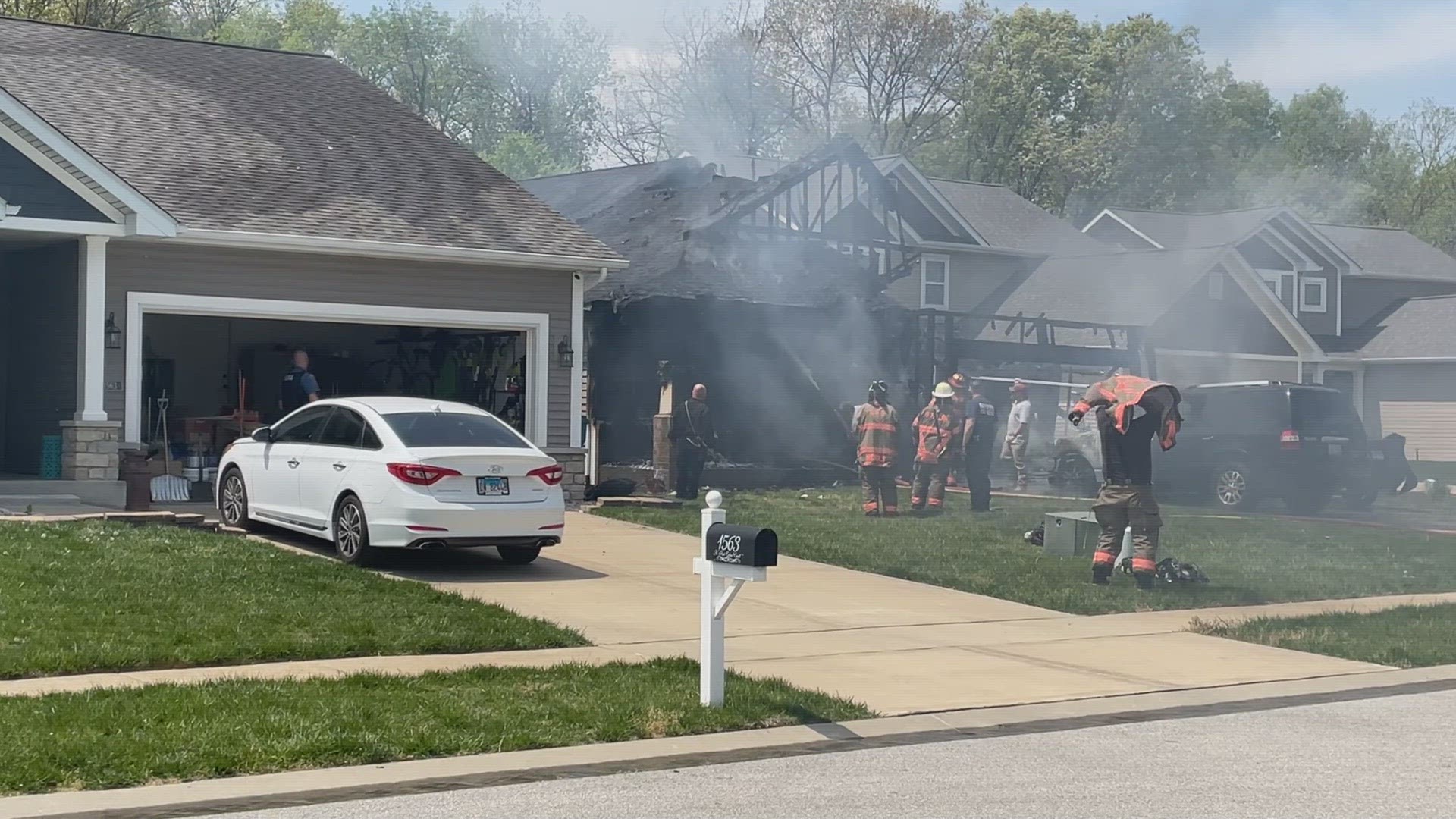 Raw video: Plumes of smoke fill air after O'Fallon, Ill. house fire ...