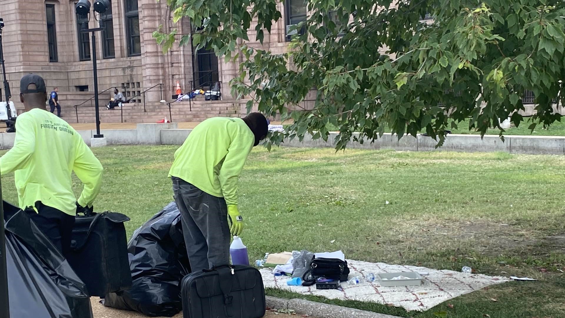 St. Louis' City Hall homeless encampment dwindles on Tuesday | ksdk.com