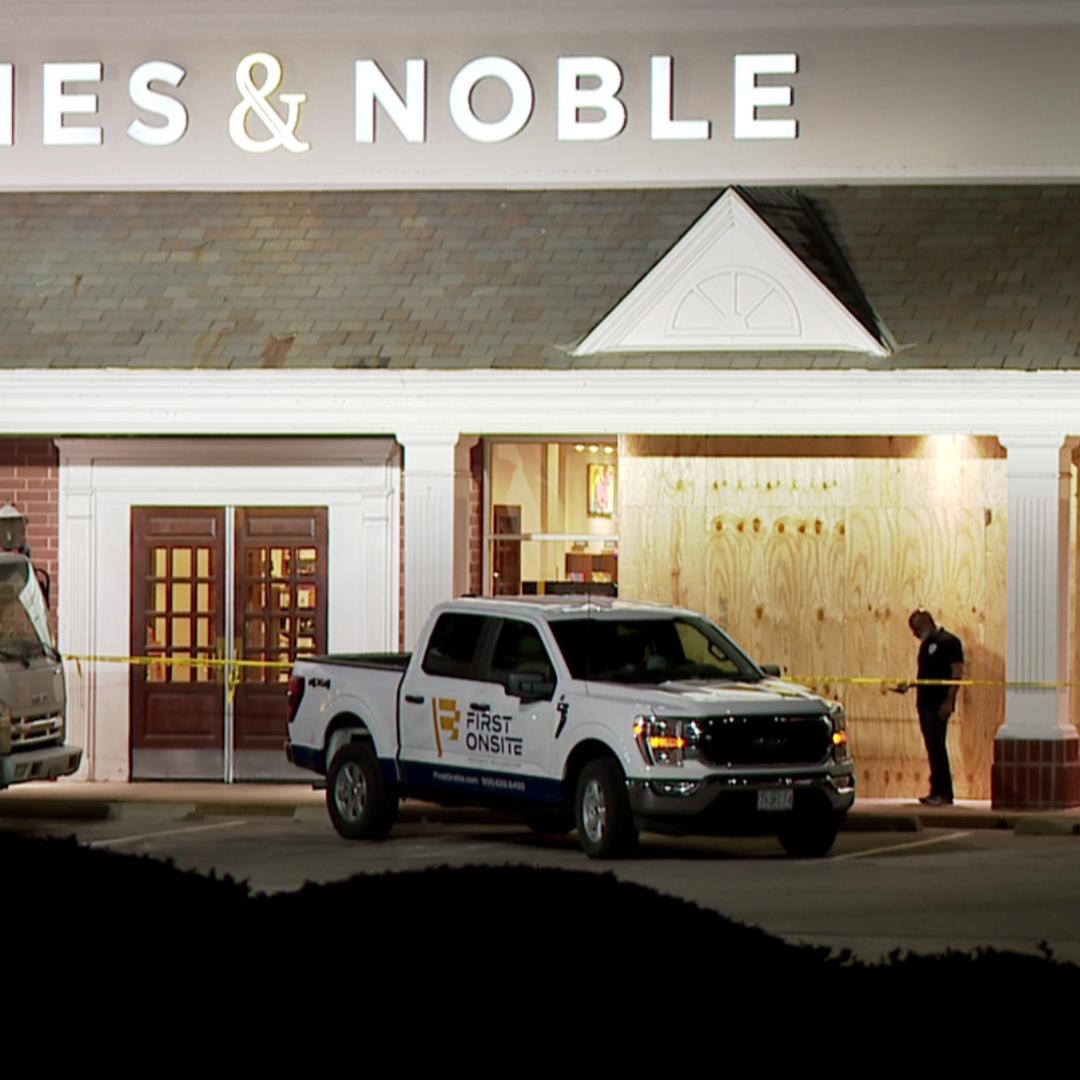 Vehicle crashes into Barnes & Noble in Ladue, MO; 1 killed, 2 injured ...