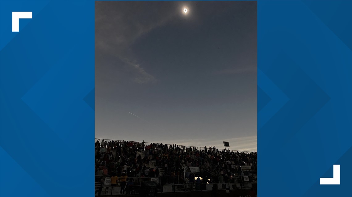 More than 50K experience total solar eclipse in southern Illinois ...