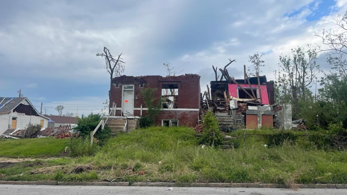 Residents jump to escape St. Louis apartment fire; 4 injured, 30 ...