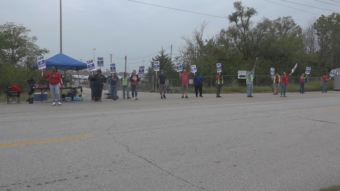 Picketing continues as UAW | ksdk.com