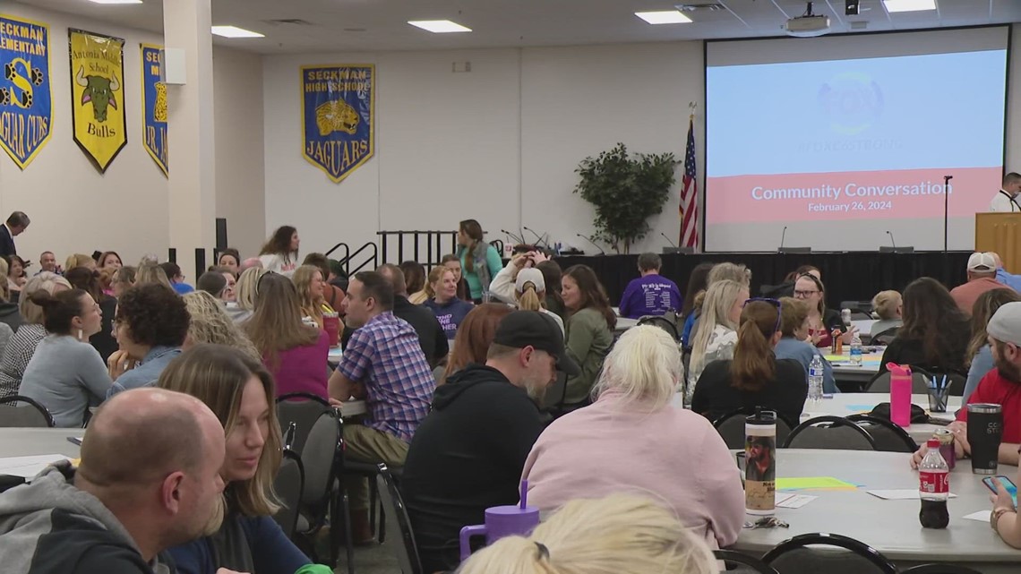 Fox C-6 School District holds meeting to discuss 4-day week | ksdk.com