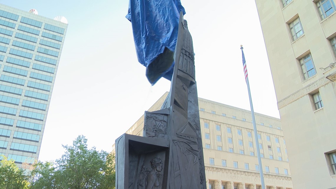 Crowd gathered for the Freedom Suits Memorial unveiling ceremony | ksdk.com