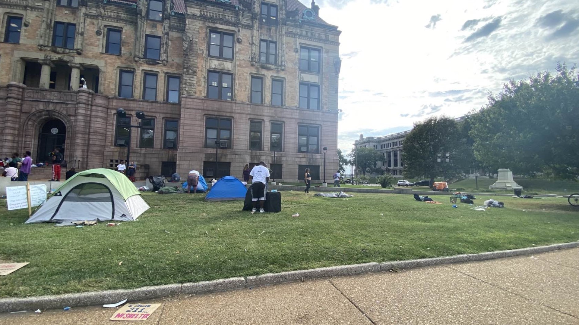 St. Louis' City Hall homeless encampment dwindles on Tuesday | ksdk.com