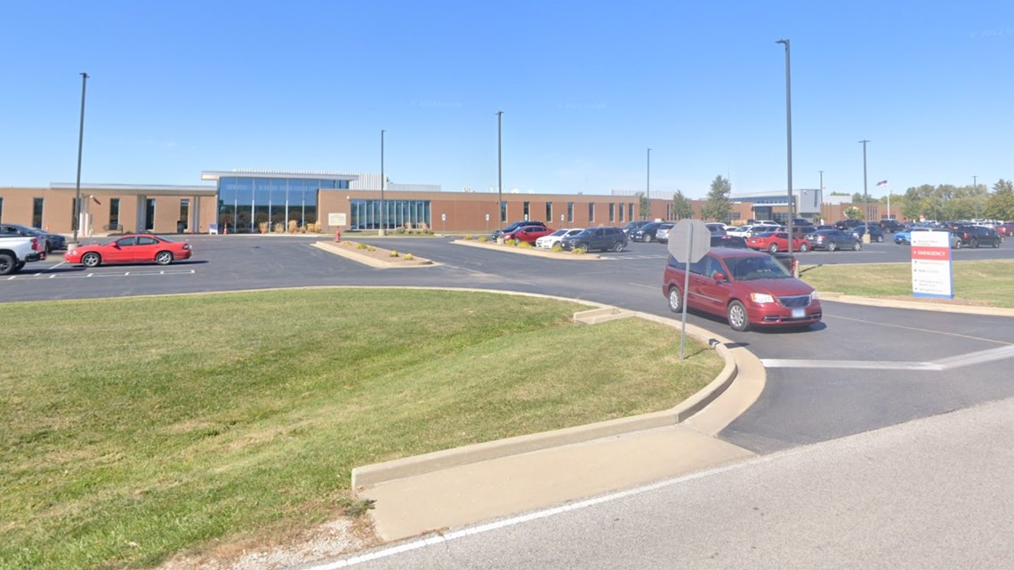 Carlinville officer shoots, injures suspect Sunday night | ksdk.com