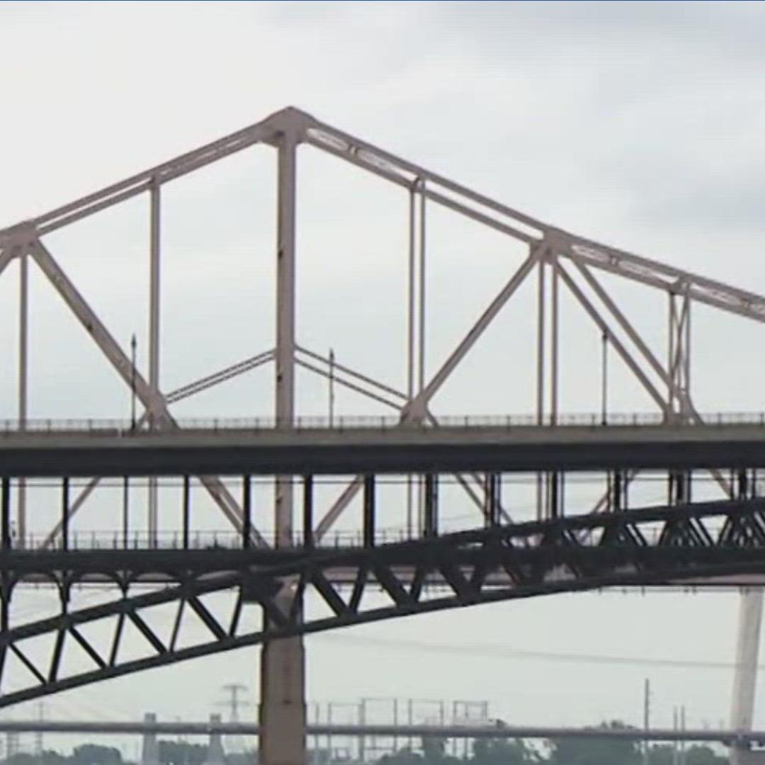 Barge strikes St. Louis' Eads Bridge after 6 break loose on Mississippi ...
