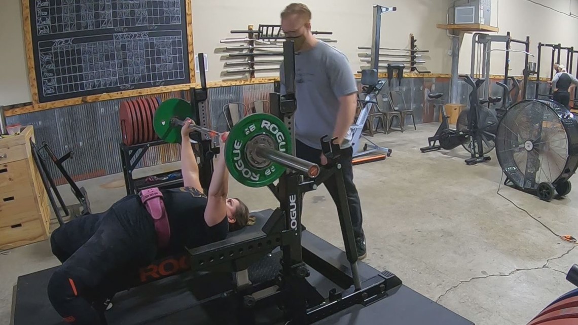St. Louis area doctor finds peace in powerlifting | ksdk.com