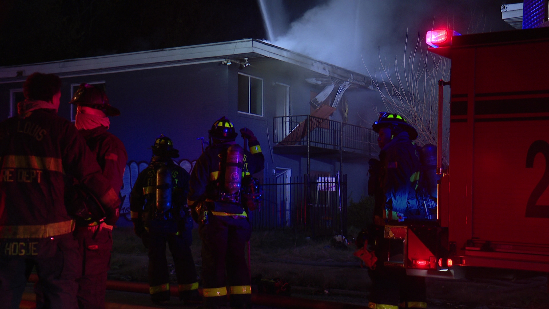 Heavy fire engulfs vacant north St. Louis apartment | ksdk.com