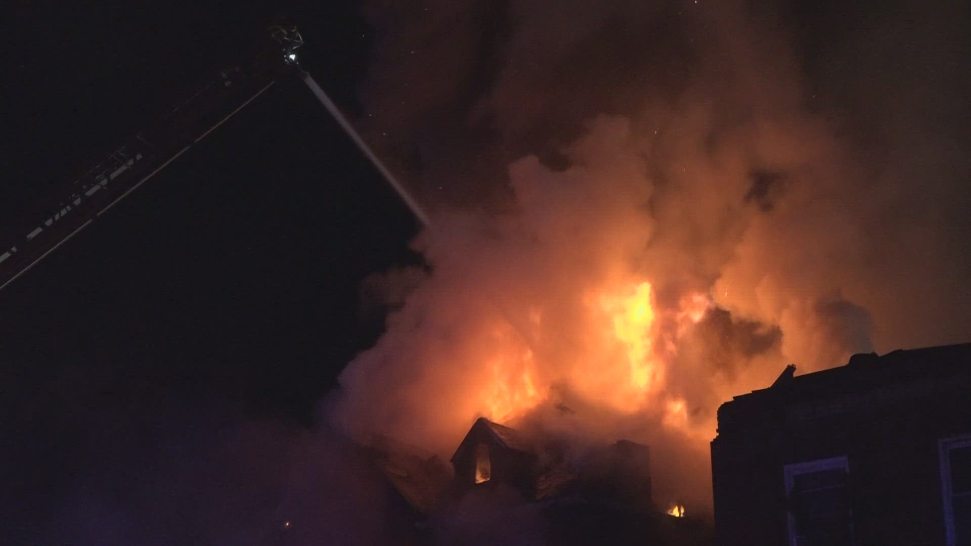 St. Louis firefighters battle intense flames at vacant house fire ...