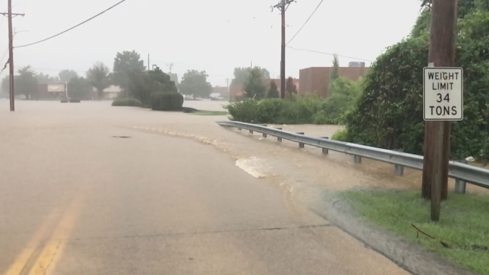 'We lost 14 cars to flooding' | Fenton owners sandbag their businesses ...