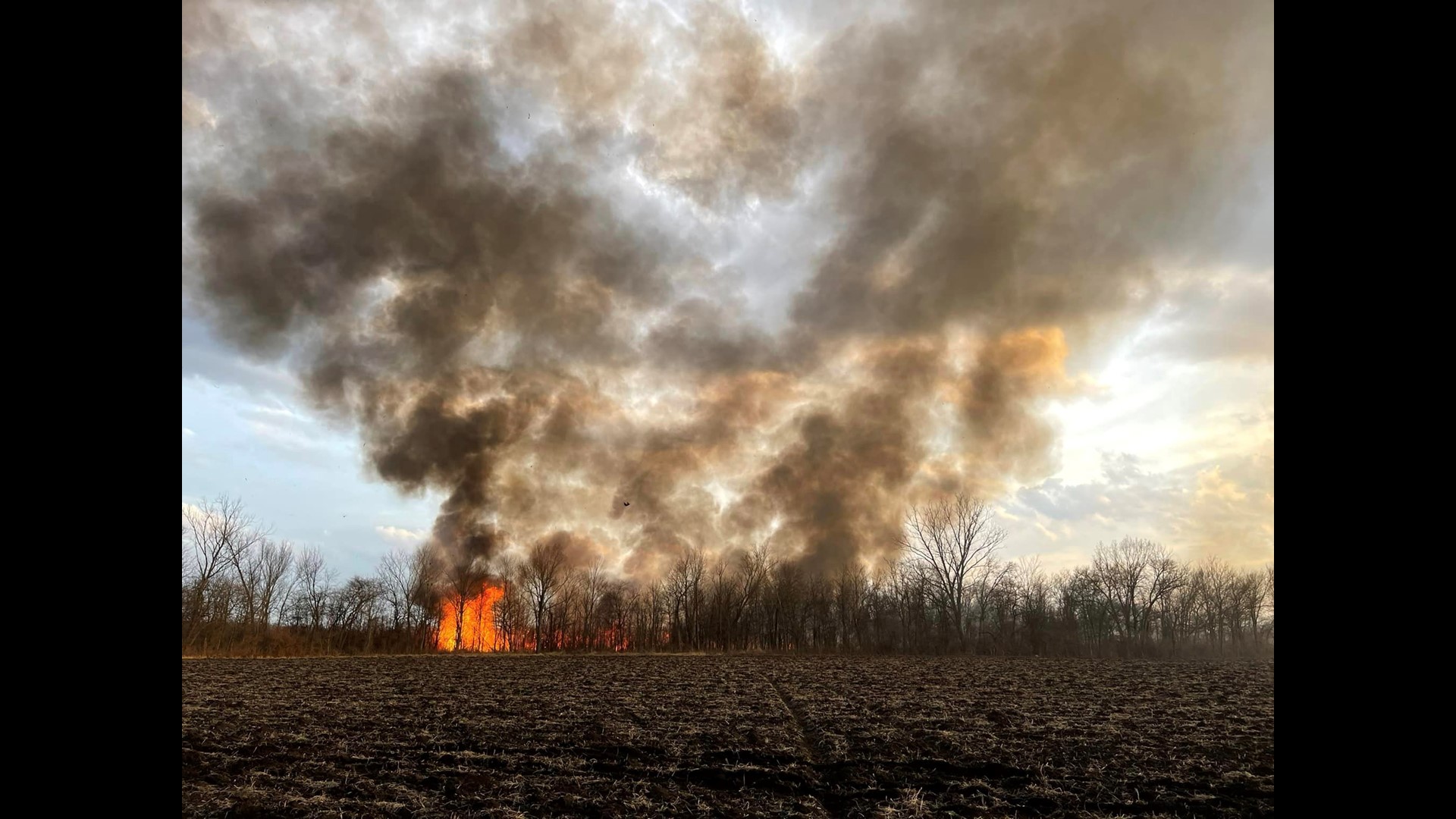 Brush fire burns near Washington Park, Illinois | ksdk.com