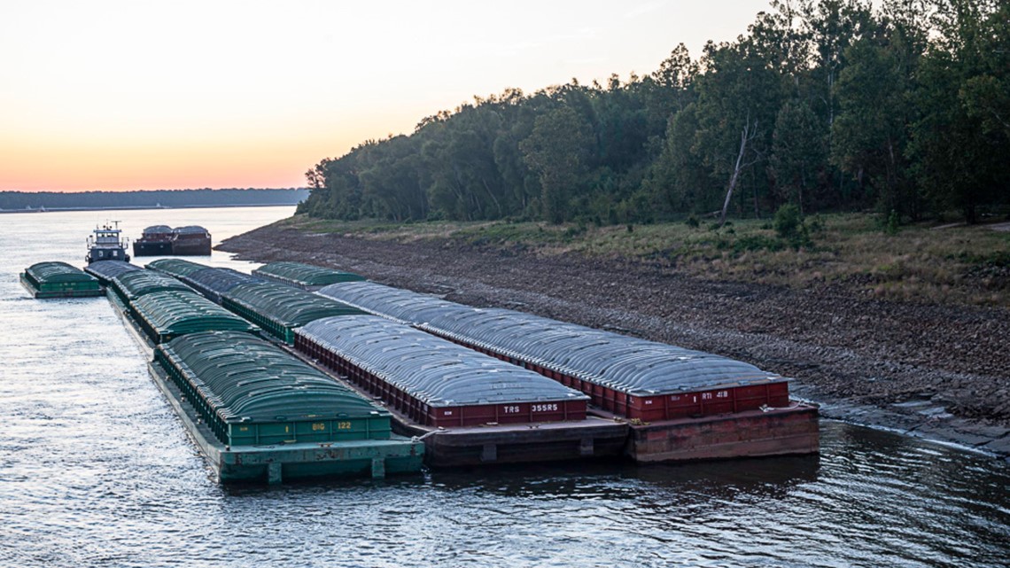 Barges grounded by low water halt Mississippi River traffic | ksdk.com