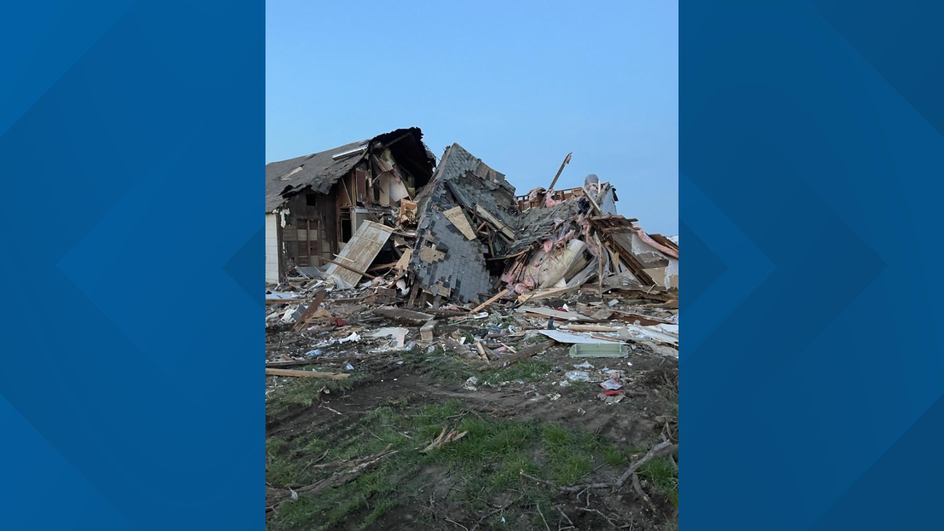 Amish help Missouri family rebuild after tornado | ksdk.com