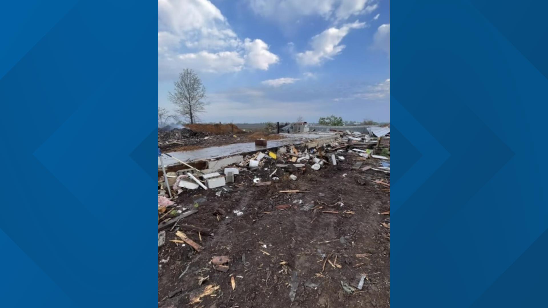Amish help Missouri family rebuild after tornado | ksdk.com