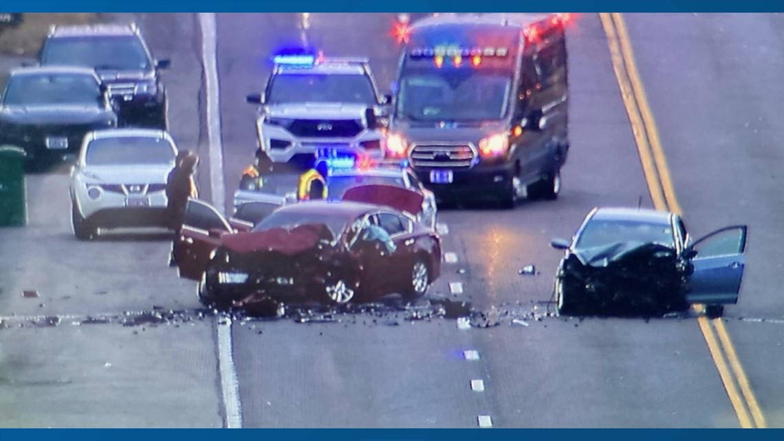 Man dies in head-on 2-car crash in St. Louis County | ksdk.com
