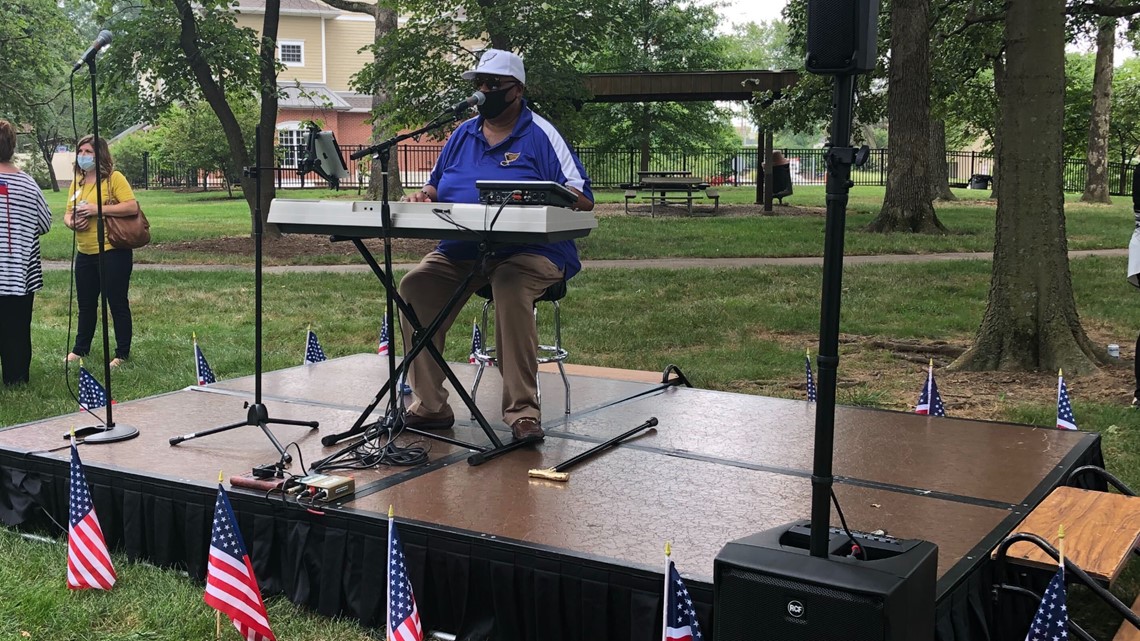 Charles Glenn performs for health care workers | ksdk.com