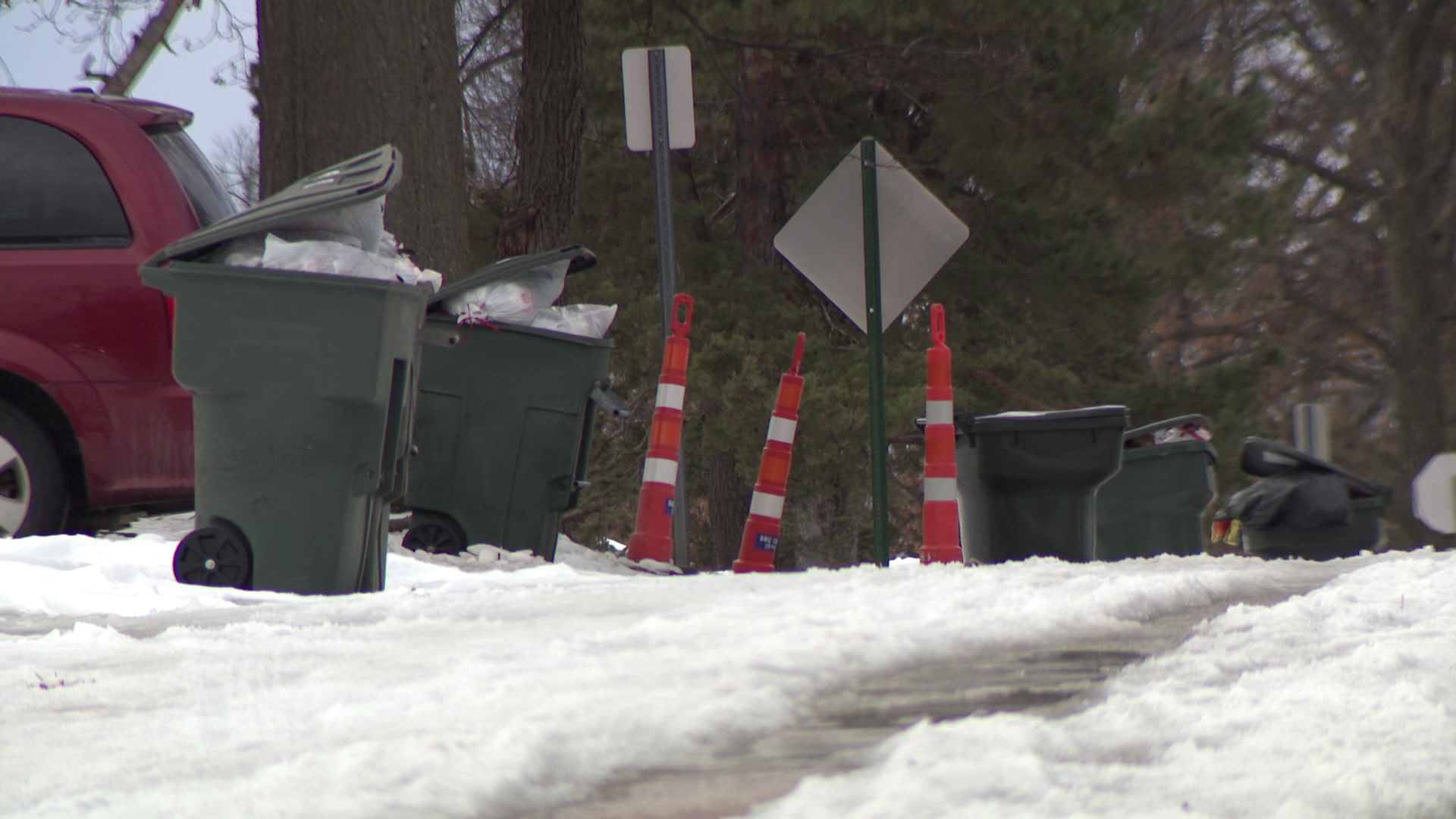 Trash piles up in south St. Louis, leaving neighbors upset | ksdk.com